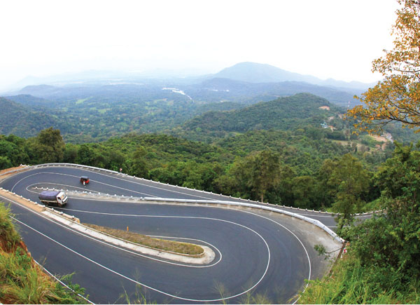 Navigating The 18 Hair-Pin Bends - Explore Sri Lanka