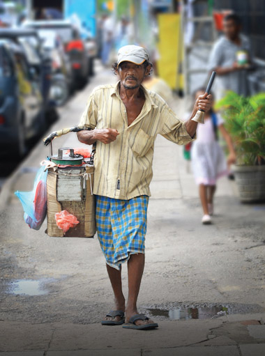 The vanishing Bombai Mutai seller - Explore Sri Lanka